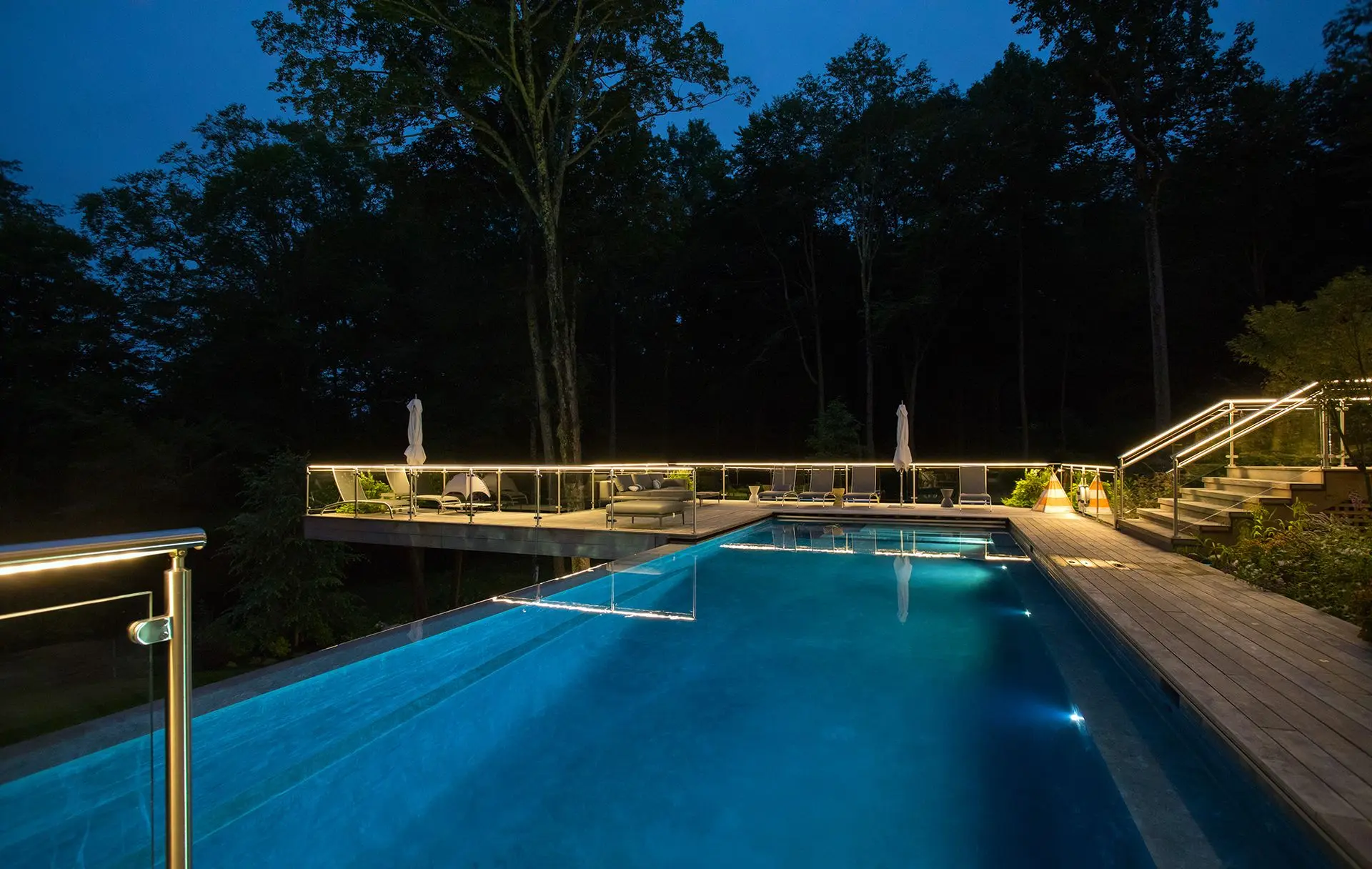 ᑕ ᑐ LED Banister Railing - Where to Use LED Deck Rail Lighting